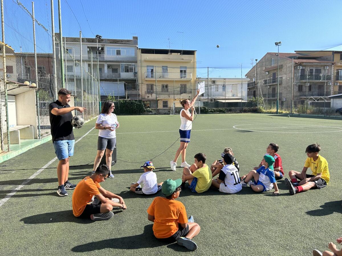 Studenti sorridenti e Accomando in campo per fare “gol con l’inclusione” - Il Gazzettino di Gela